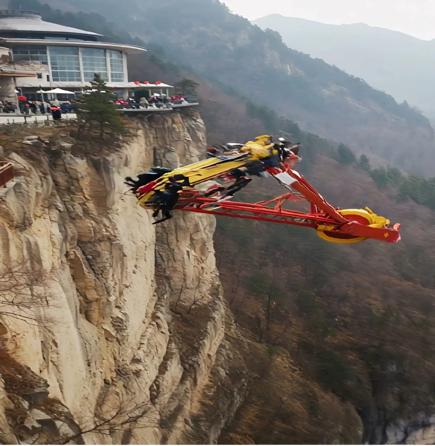 Extrémní jízda nad kaňonem SE ZŘÍTILA — Turisté padají, zatímco se země ...
